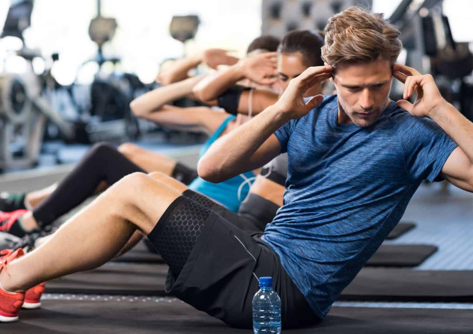 Sittende roing: Teknikk, utførelse og muskelgrupper | GetFitness