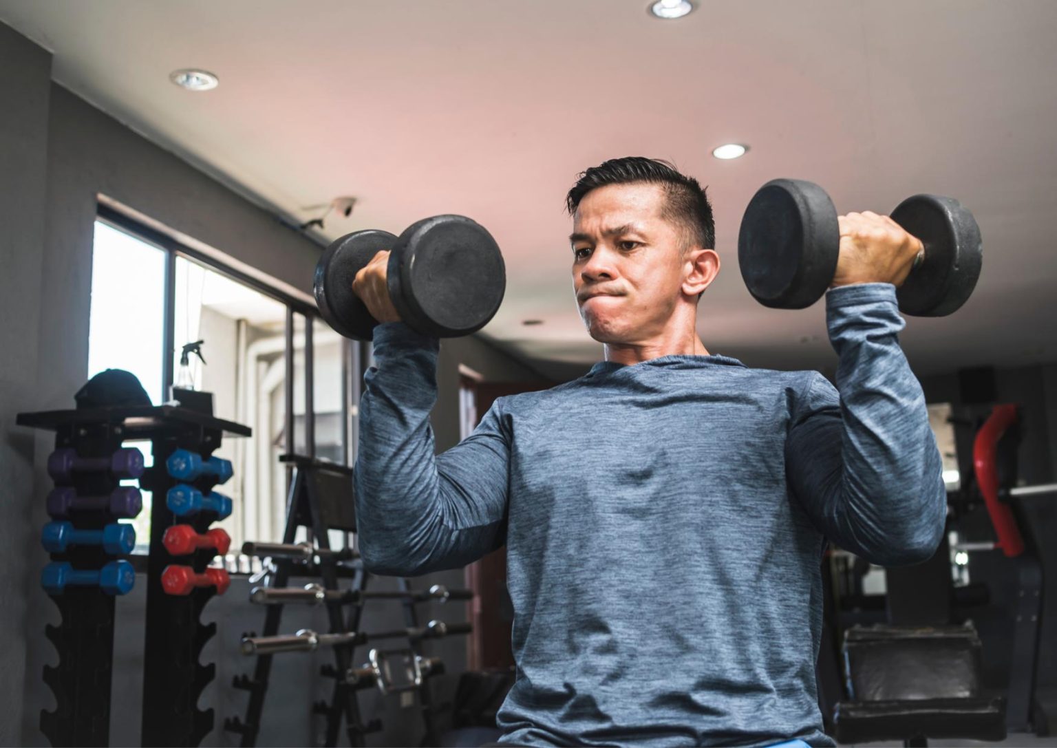 Arnoldpress: Teknikk, utførelse og muskelgrupper | GetFitness