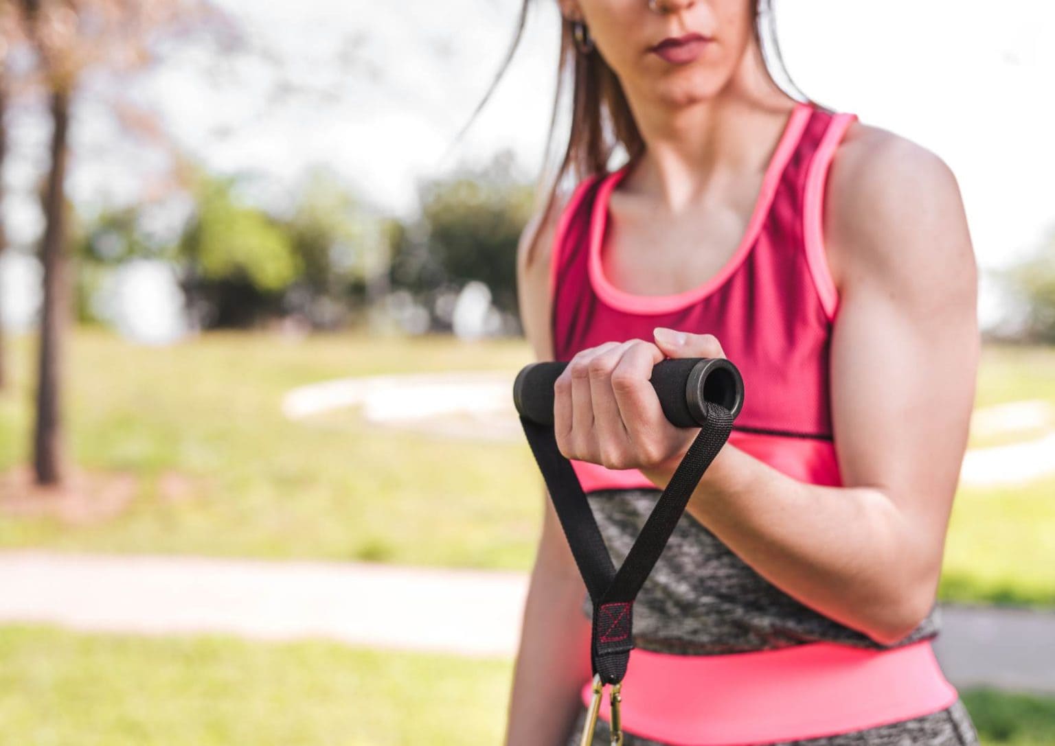 Trene armer med strikk: 6 gode øvelser | GetFitness